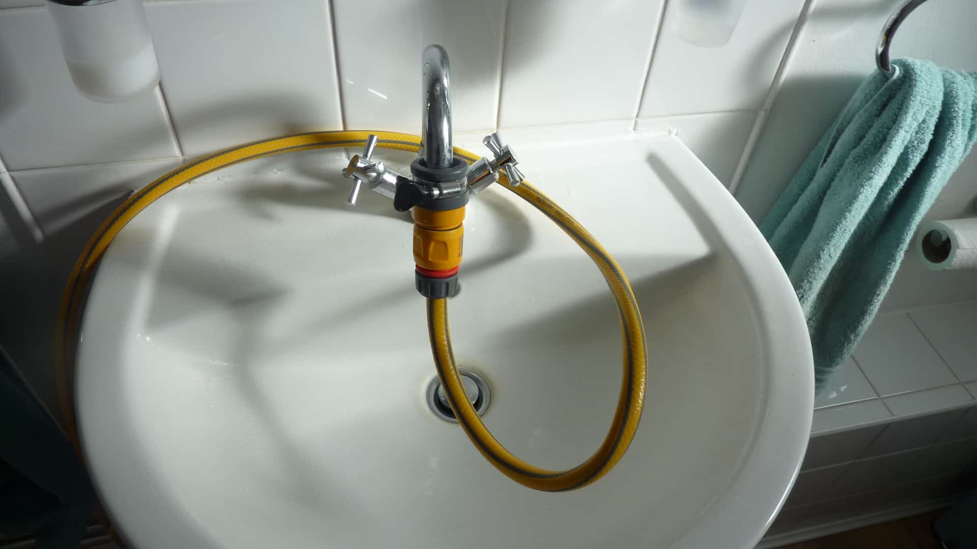 How To Perform A Fish Tank Aquarium Water Change - Tropical Fish Site